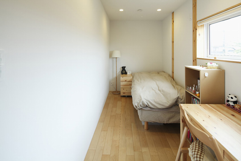 A room for guest, very warm and clean. on the wall still can hang ...